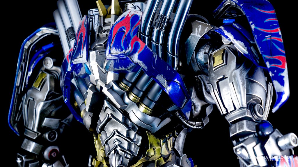 A Poseable Statue: Comicave Studios Omni Class 1/22 Optimus Prime (Age ...